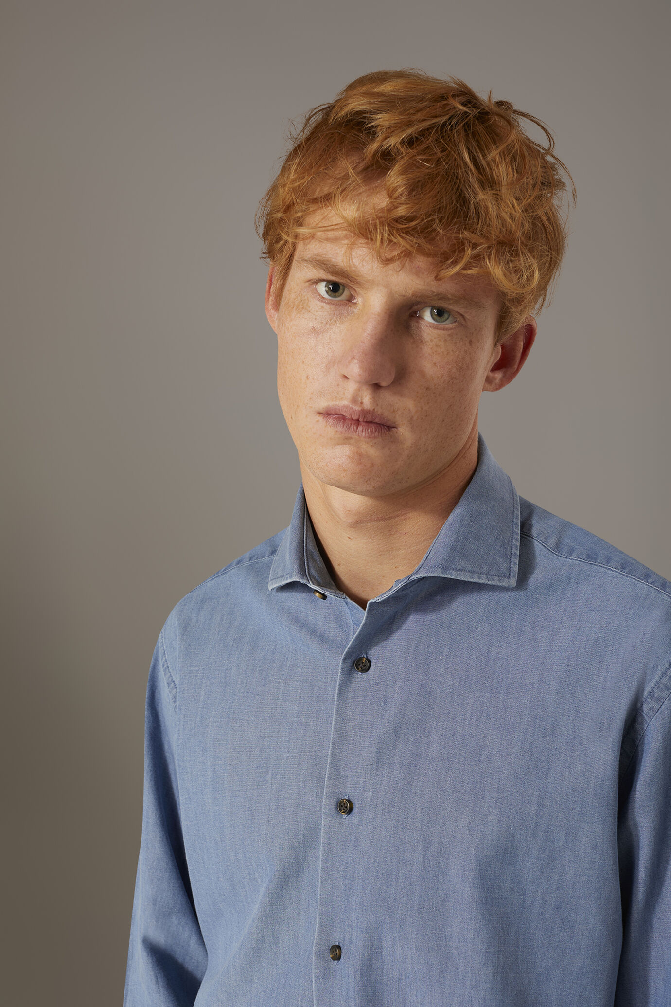 Camicia casual collo francese comfort fit tessuto chambray ...